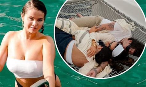 Selena Gomez quyến rũ tận hưởng chuyến đi chơi vui vẻ bên vợ chồng