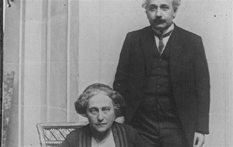 1915 Albert Einstein publie la théorie de la relativité générale