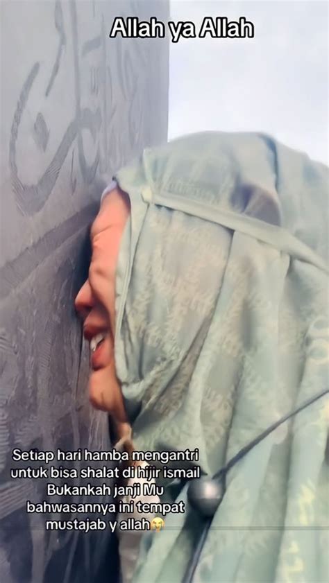 Wanita Ini Nangis Kejer Sambil Cium Kabah Meratap Pilu Mengadu Dihina