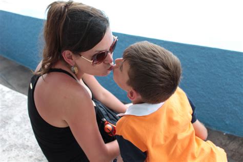 Images Gratuites La Personne Jouer Gar On Amour Baiser Enfant