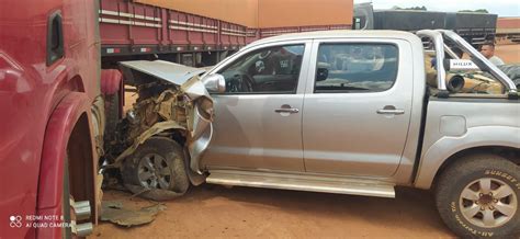 Carreta Invade Preferencial E Motorista De Caminhonete Colide Na