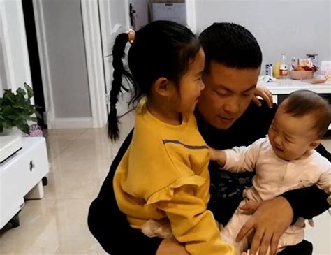Bố đi làm về vội ôm chầm con trai nhỏ khiến con gái tổn thương