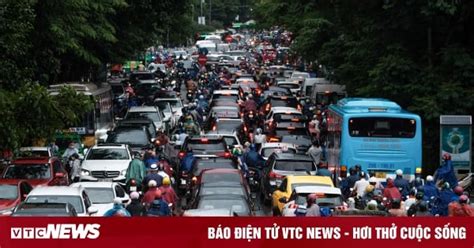 Đường phố Hà Nội không lối thoát người dân chật vật về nhà sau cơn