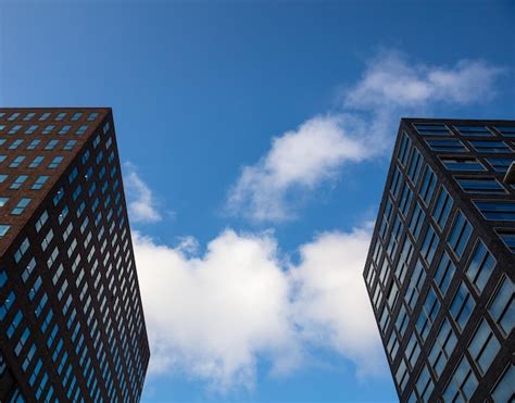 Rascacielos De Rotterdam Pa Ses Bajos Contra Fondo De Cielo Azul Foto