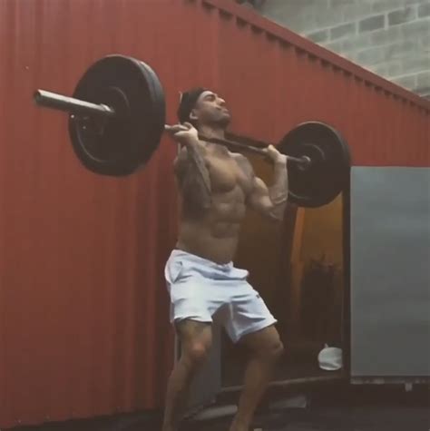 EGO Lucas Lucco exibe abdômen trincado e braços sarados em academia