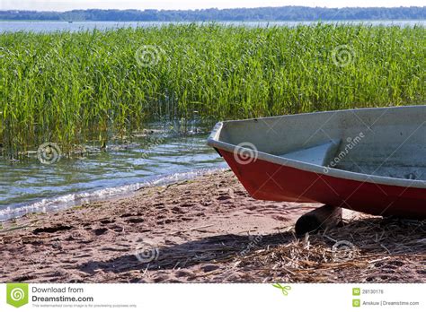 Barco De Rowing En La Orilla De Mar Foto De Archivo Imagen De Agua