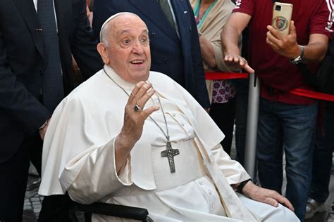 Papa Francesco La Visita Al Cimitero Acattolico Un Altra Prima Volta
