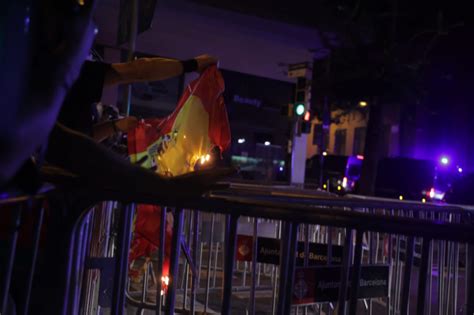 Catalunya Miles de manifestantes se toparon con la policía Quema de