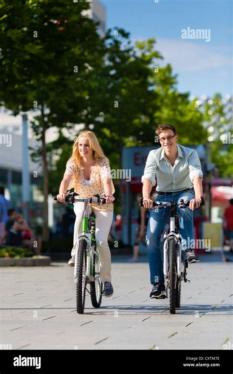 Paar Auf Einem Fahrrad Stockfotos Und Bilder Kaufen Alamy
