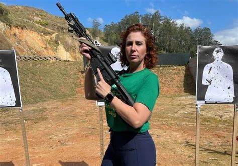 STF forma maioria para manter Carla Zambelli ré