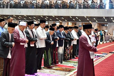 Presiden Jokowi Dan Ibu Iriana Tunaikan Salat Idulfitri 1445 Hijriah Di