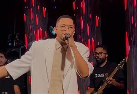 IMAGENS FORTES cantor gospel de 30 anos morre durante show após