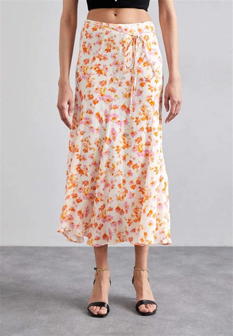 Tamara Falco Tiene La Falda Midi Que Arrasa Entre Las 40 De Flores Y