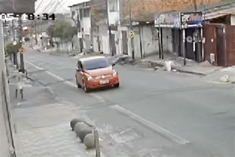 Câmeras de segurança flagram execução de costureiro em Fortaleza