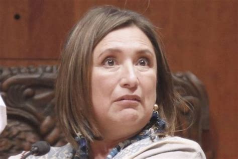 AMLO augura que Xóchitl Gálvez podría caer al tercer lugar si Ebrard se