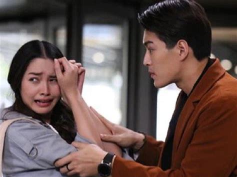 Nửa đêm tỉnh dậy nhìn quanh không thấy vợ đi tìm thì giật bắn mình