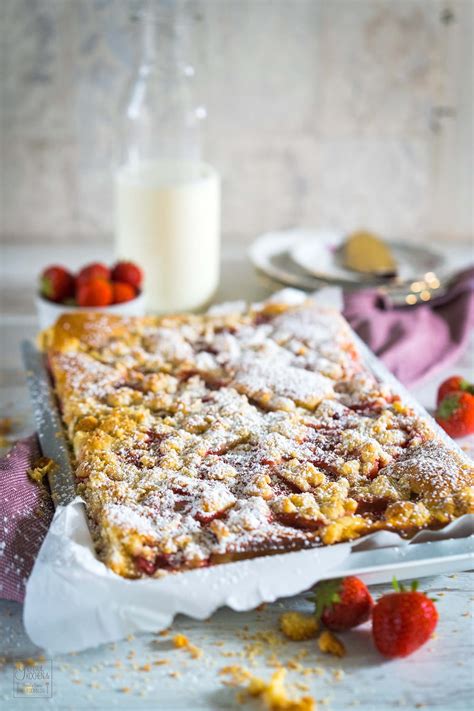 Erdbeer Rhabarber Streuselkuchen Rezept Von Gernekochen De