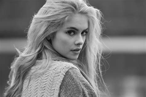 Women Model Blonde Long Hair Women Outdoors Face Looking At