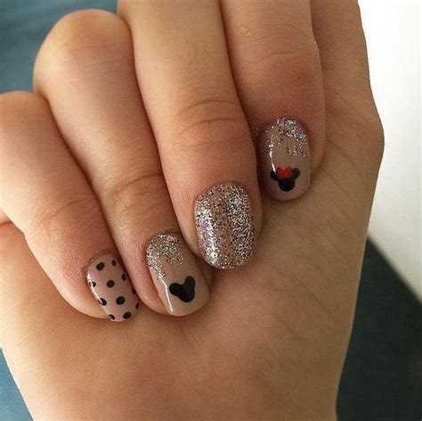 Simple Minnie Mouse Nail Art