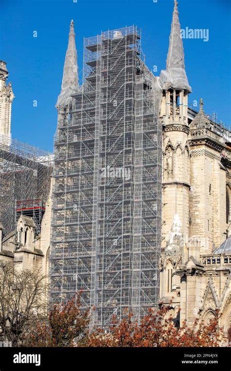 S Dseite Mit Einr Stung Beim Besuch Der Kathedrale Notre Dame De Paris