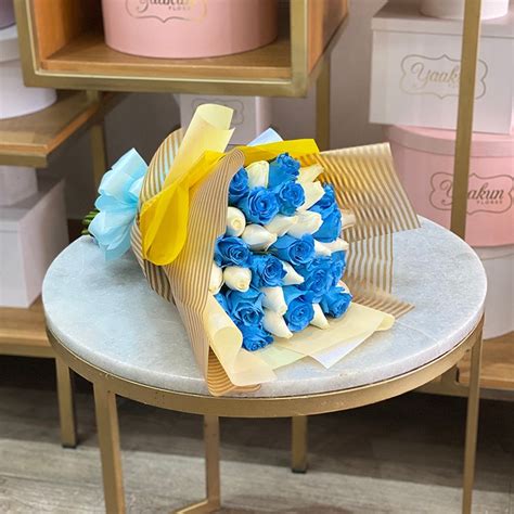 Ramo De 50 Rosas Azules Y Amarillas Yaakun Flores