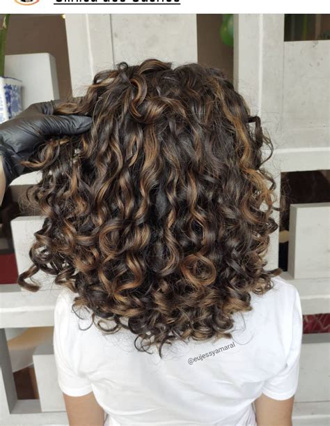 Luzes Morena Iluminada Cabelo Cacheado Artofit