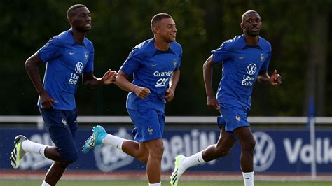 En équipe de France et au PSG pour Randal Kolo Muani l heure de se