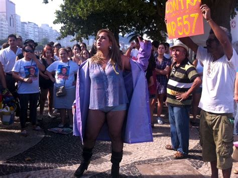 G1 Marcha das Vadias atrai mulheres em Copacabana contra a violência