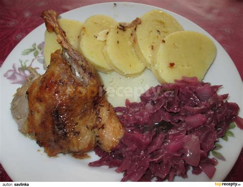 Kachna s červeným zelím a bramborovým knedlíkem recept TopRecepty cz