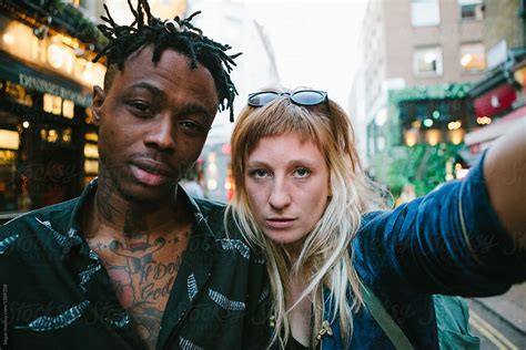 Cool Couple Take A Selfie In The Street In London Del Colaborador De Stocksy Kkgas Stocksy
