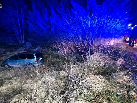 Auto wypadło z drogi i stoczyło się z kilkumetrowej skarpy