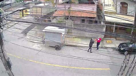C Mera Registra Momento Em Que Dupla Rende Homem E Rouba Carro Em Juiz