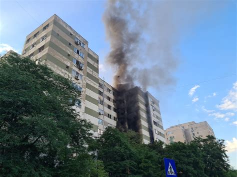 Incendiu puternic într un bloc din București Pompierii acționează