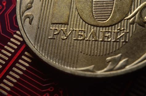 Moeda russa valor nominal de 10 rublos está entre os microcircuitos