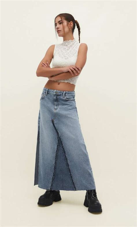 La falda vaquera que está siendo tendencia esta temporada rebajada en