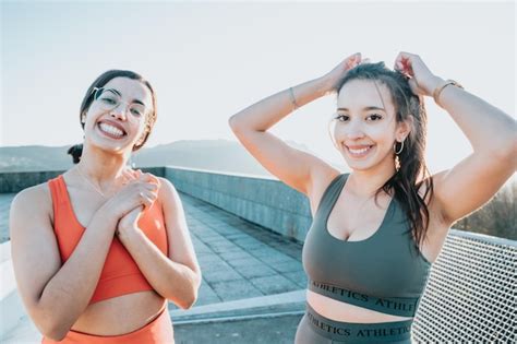 Duas Mulheres Amarrando O Cabelo Antes De Come Ar A Correr Ao Ar Livre