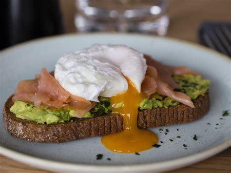 Tostada de aguacate salmón y huevo una receta perfecta para empezar