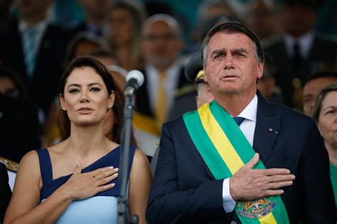 Bolsonaro participa de cerimônia das Forças Armadas ao lado de Michelle