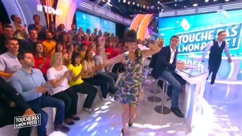 Erika Moulet et son déhanché sexy font sensation dans Touche pas à mon