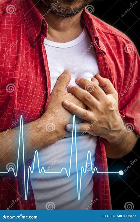 Hombres Con El Dolor De Pecho Ataque Del Corazón Foto de archivo