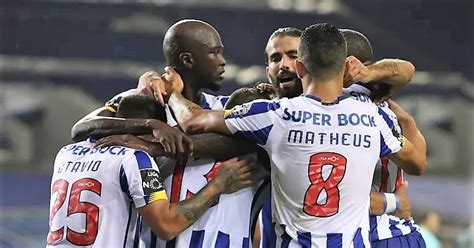 O cão que fuma FC Porto deu início à defesa do título uma