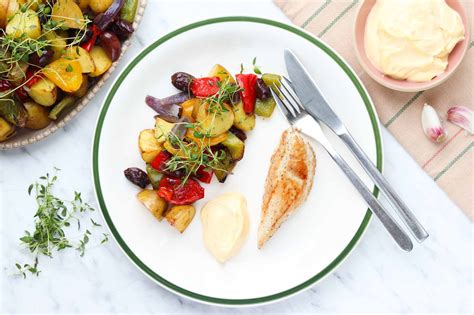 Kyllingefilet Med Ovnbagte Kartofler Og Peberfrugter Hertil Aioli