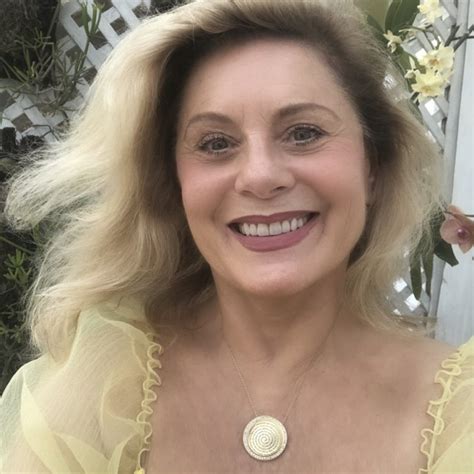 Vera Fischer posta foto de primeiro ensaio nu Luto até hoje tá bom
