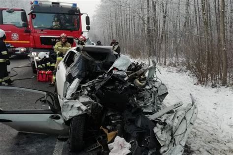 Makabryczny wypadek pod Bełchatowem Osobówka wjechała wprost pod TIR a