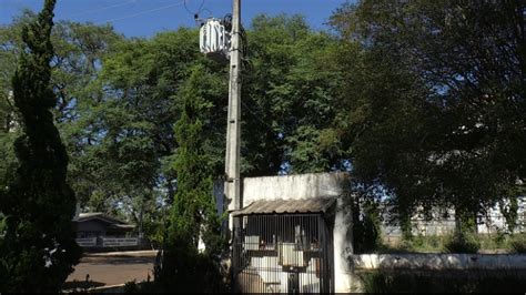 Homem cai de poste após tomar choque ao tentar furtar fios de cobre em