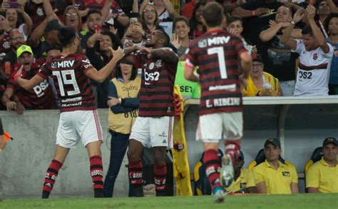 Flamengo vence fácil o Fluminense e mantém folga na liderança do