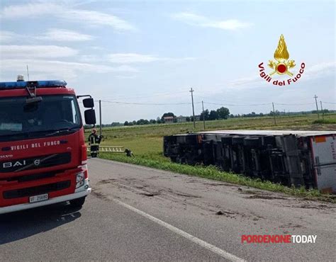 Perde Il Controllo Del Camion E Si Ribalta Salvato Dai Pompieri