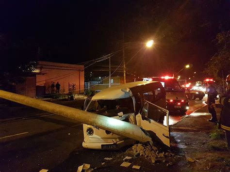 Kombi Bate Em Posto Na Avenida Brasil E Duas Pessoas Ficam Feridas