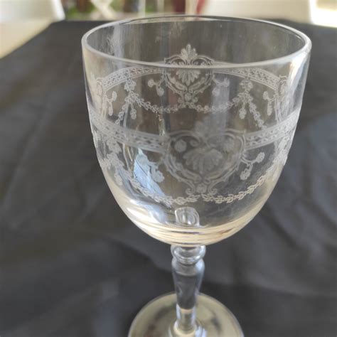 Lot de 12 verres en cristal gravé anciens Transparent Vendu