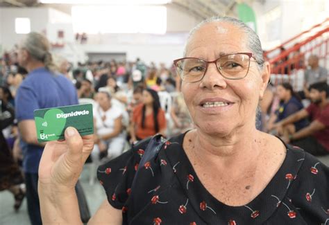 Goiás Social entrega benefícios na nova unidade da Escola do Futuro em